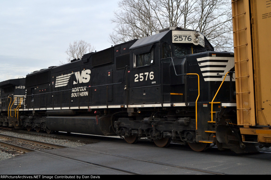 NS SD70 2576 trails on 18N